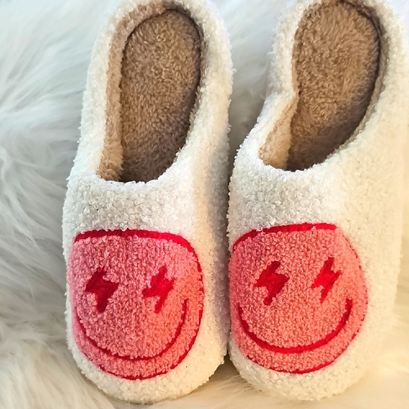 smile | Shoes | Cozy Cream Slippers With Pink Smiley Face Size 4 Small ...